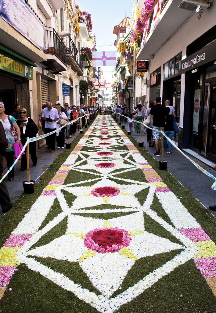 Sitges alfombra sus calles con flores - Turismo en la Red