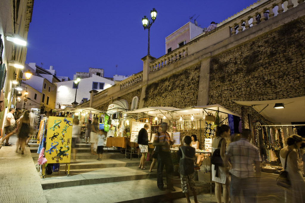 Tour de shopping por Menorca a través de sus animados mercados ...