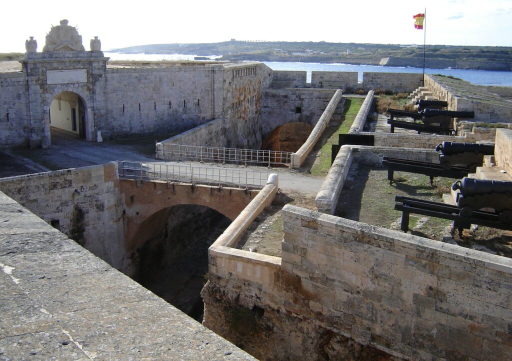 Un paseo por la historia de Menorca, entre castillos y torreones de ...