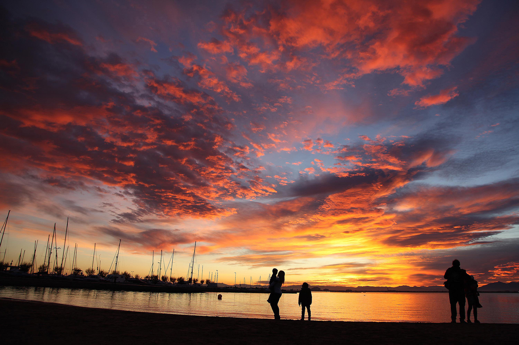 El mágico espectáculo celestial de las Puestas de Sol en Roses ...